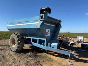 SOLD - Kinze 400 Lot No. 58129 Harvesting | Tractor Zoom