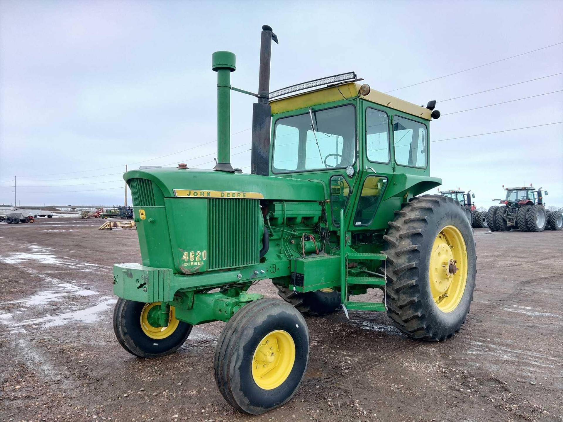 Tractor Zoom - 1972 John Deere 4620