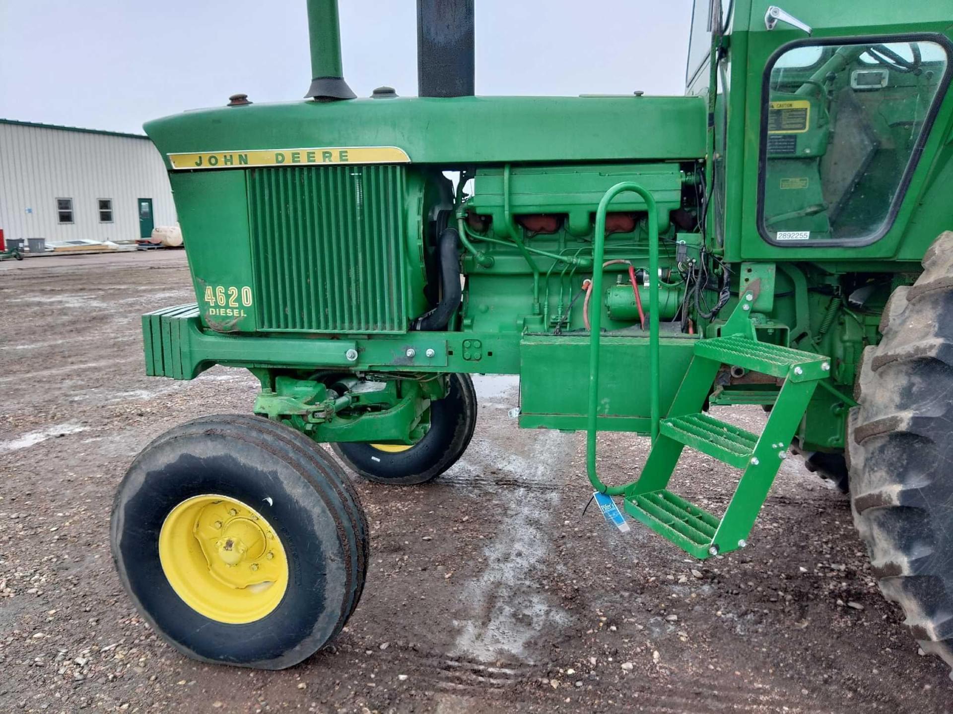 Tractor Zoom - 1972 John Deere 4620