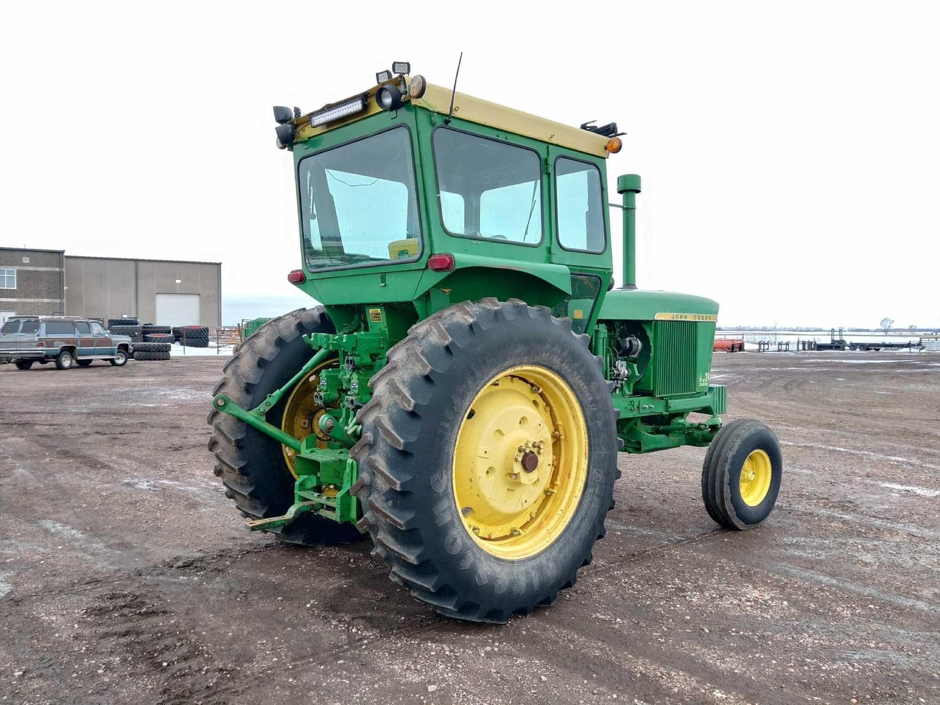 Tractor Zoom - 1972 John Deere 4620