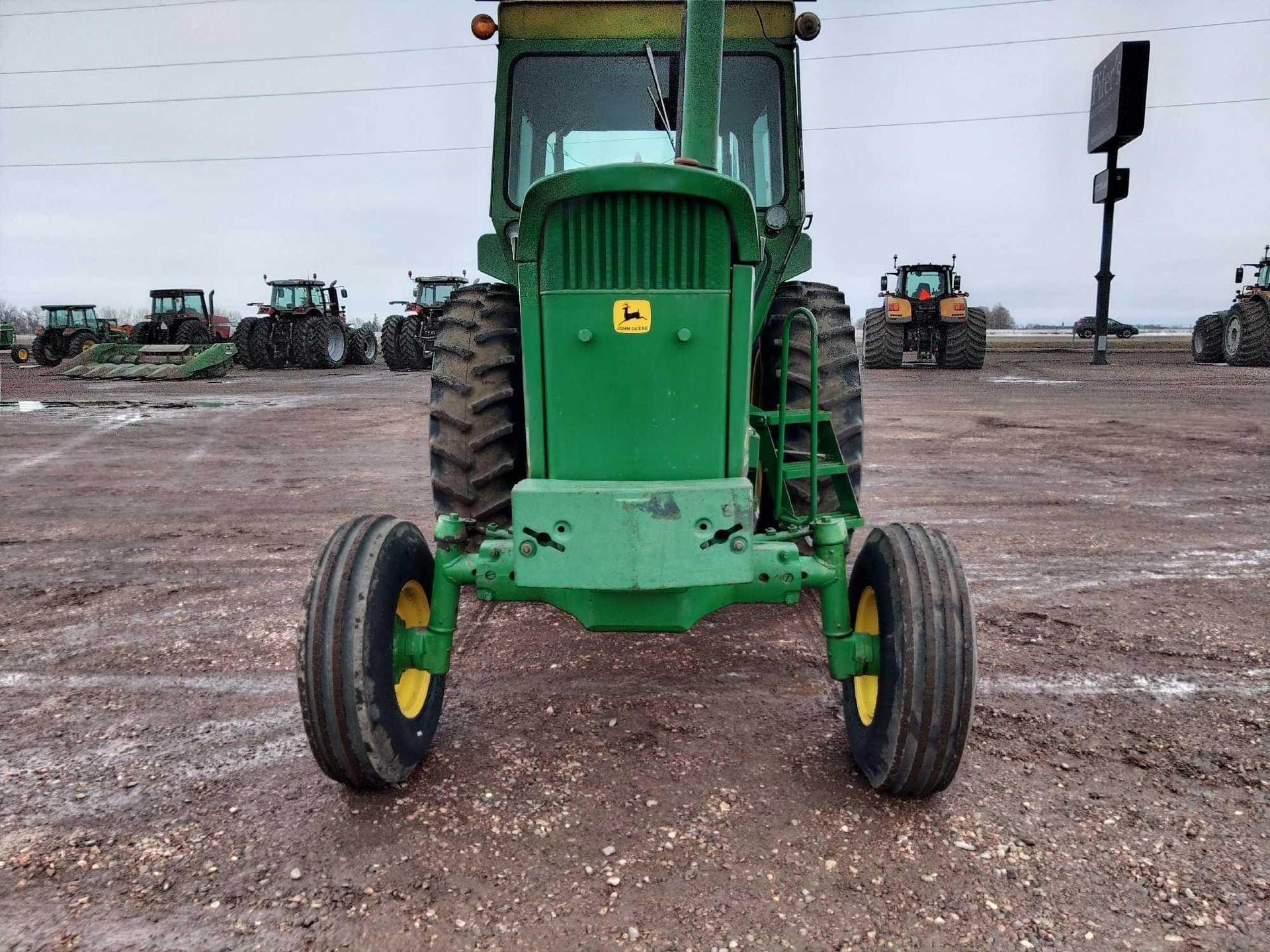 Tractor Zoom - 1972 John Deere 4620