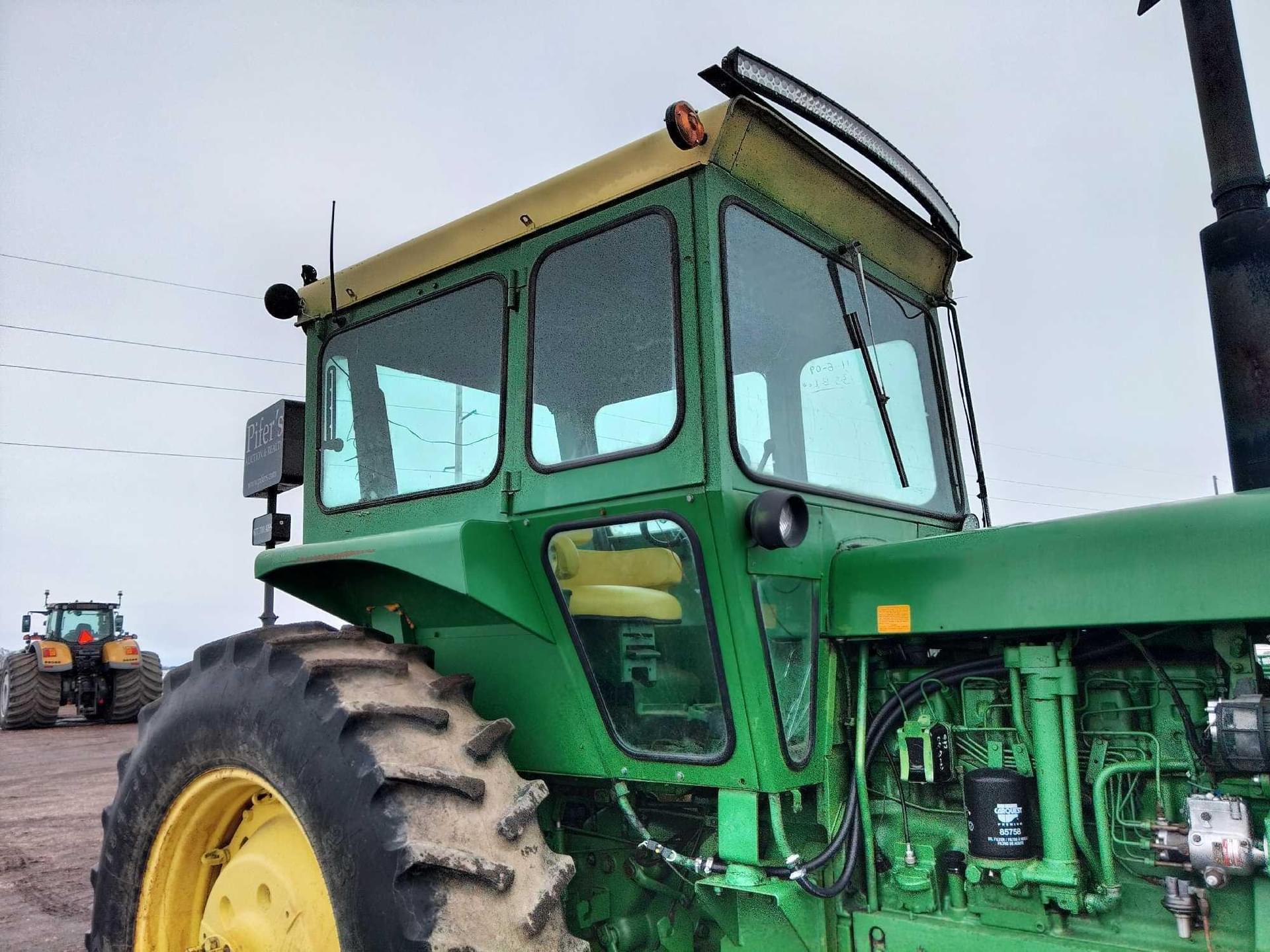 Tractor Zoom - 1972 John Deere 4620