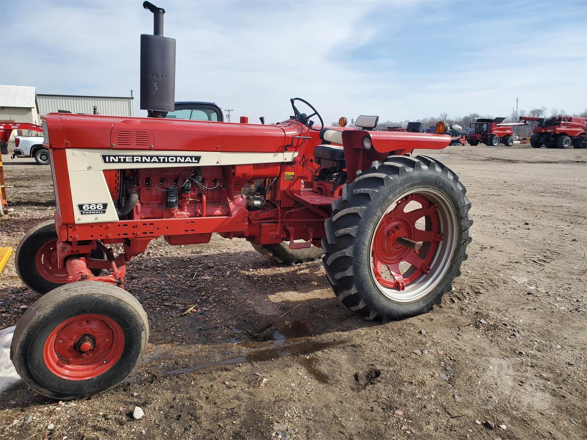 Tractor Zoom - 1975 International Harvester 666
