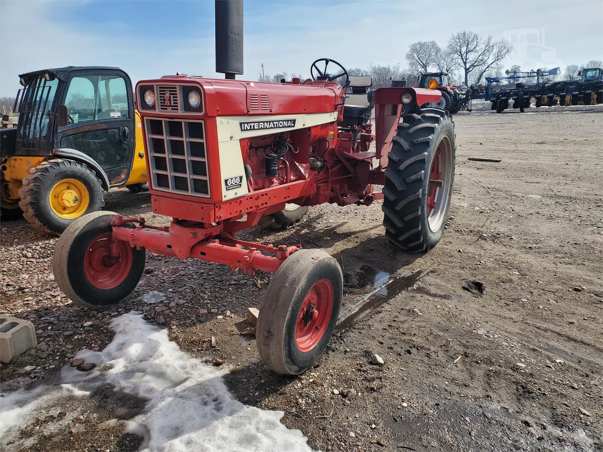 Tractor Zoom - 1975 International Harvester 666