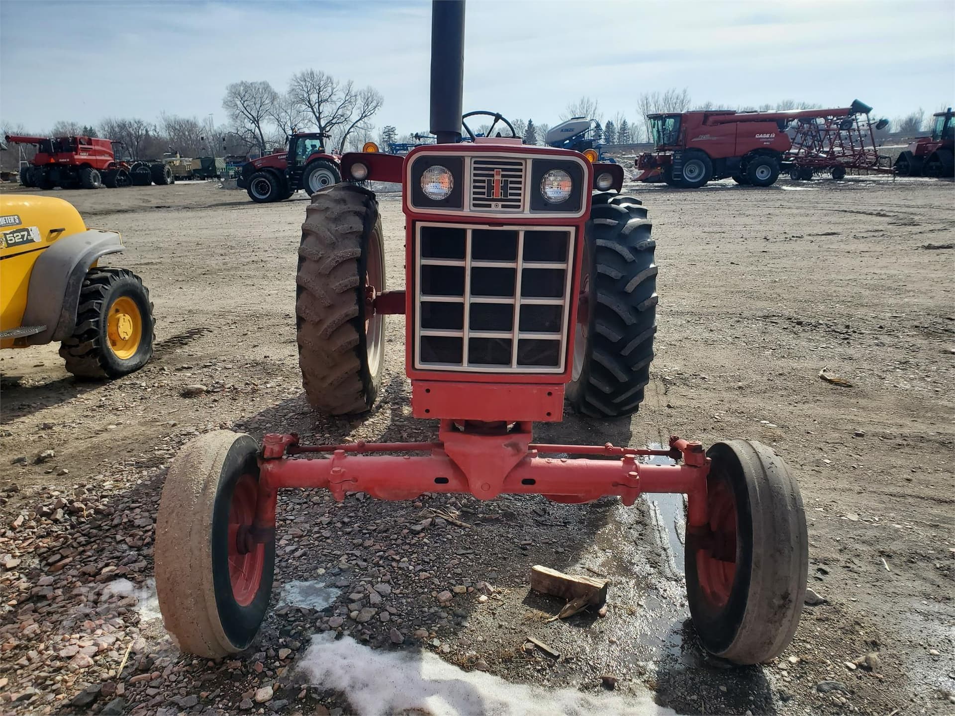 Tractor Zoom - 1975 International Harvester 666