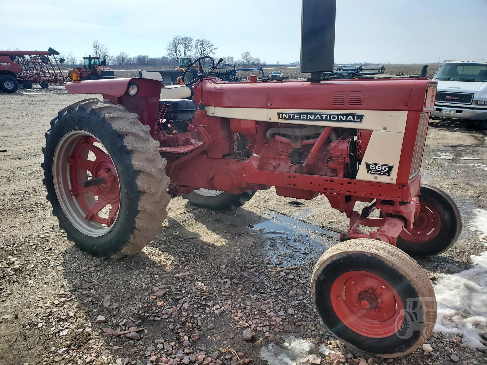 Tractor Zoom - 1975 International Harvester 666