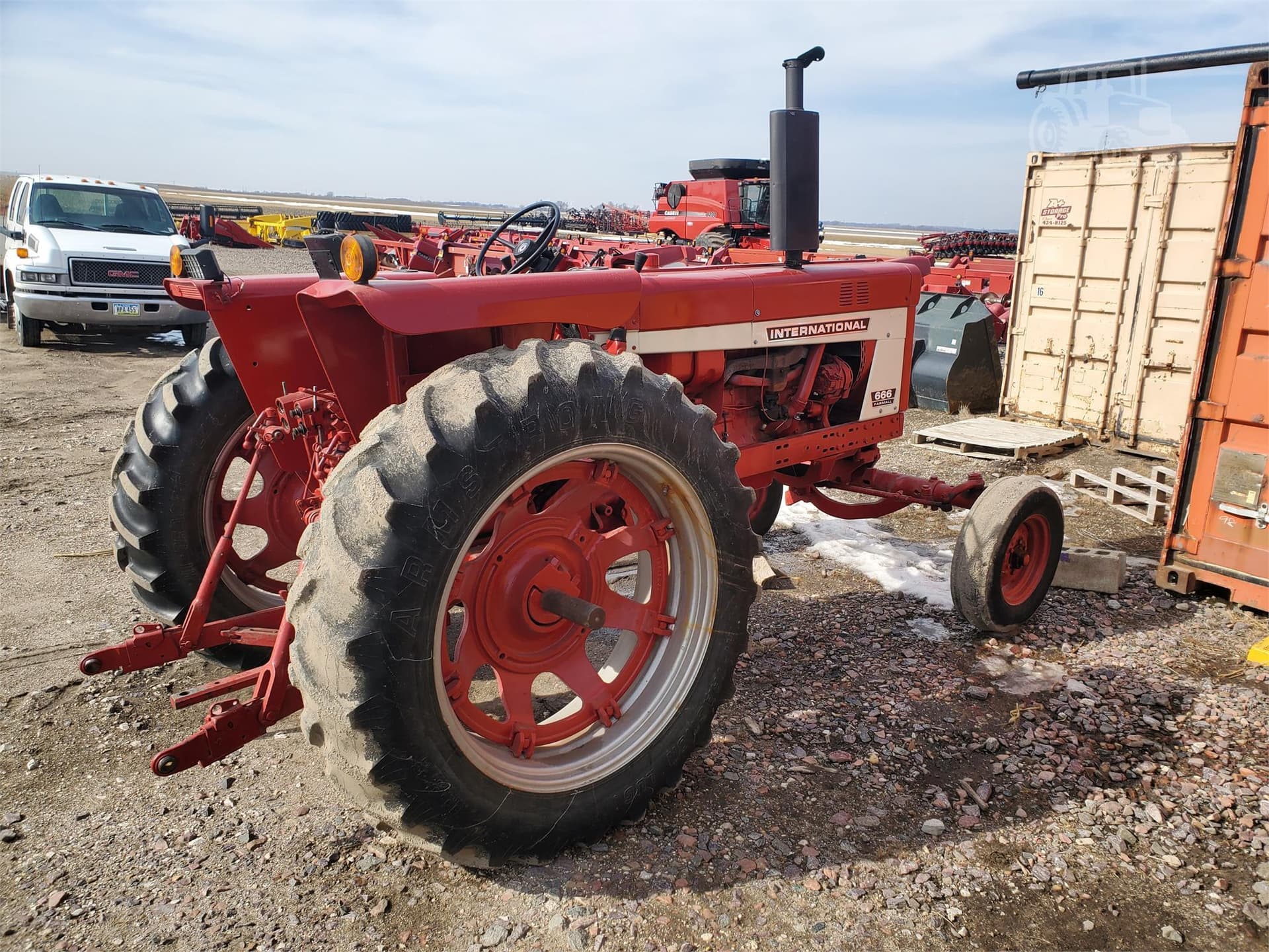Tractor Zoom - 1975 International Harvester 666