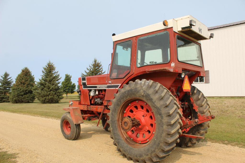 Tractor Zoom - 1976 International Harvester 1066