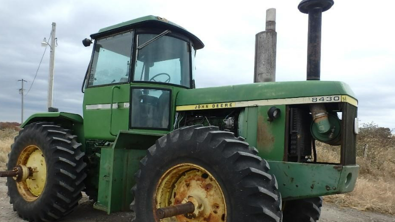 Tractor Zoom - 1976 John Deere 8430