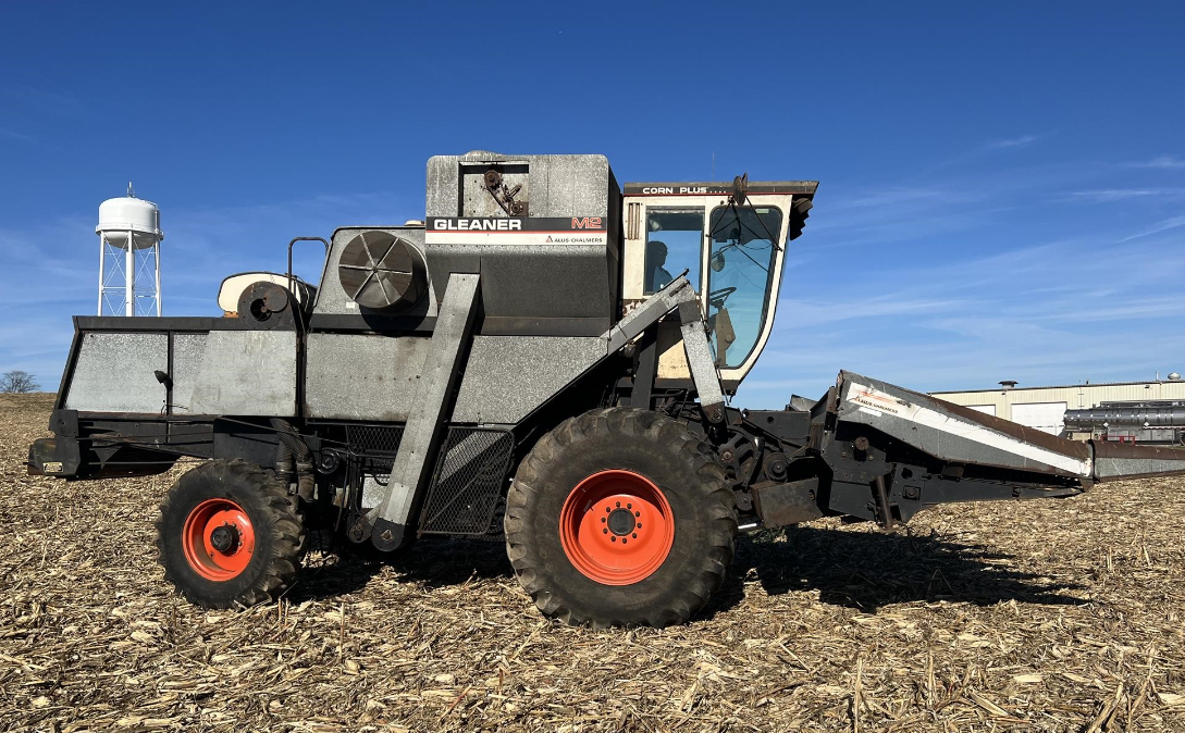 SOLD - 1981 Gleaner M2 Combines with --- Hrs | Tractor Zoom