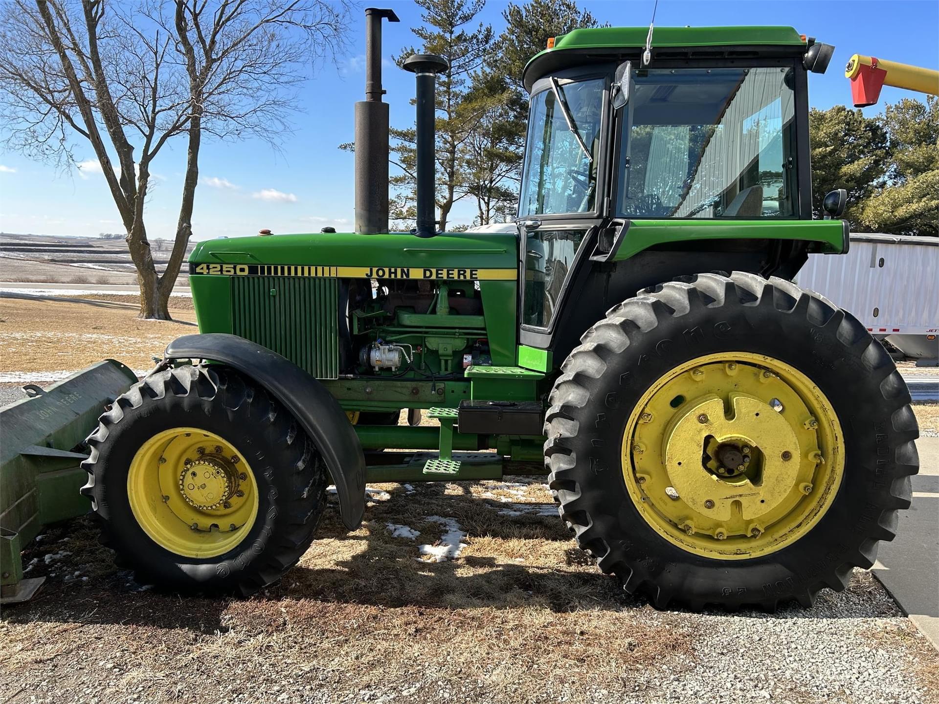 Tractor Zoom - 1984 John Deere 4250