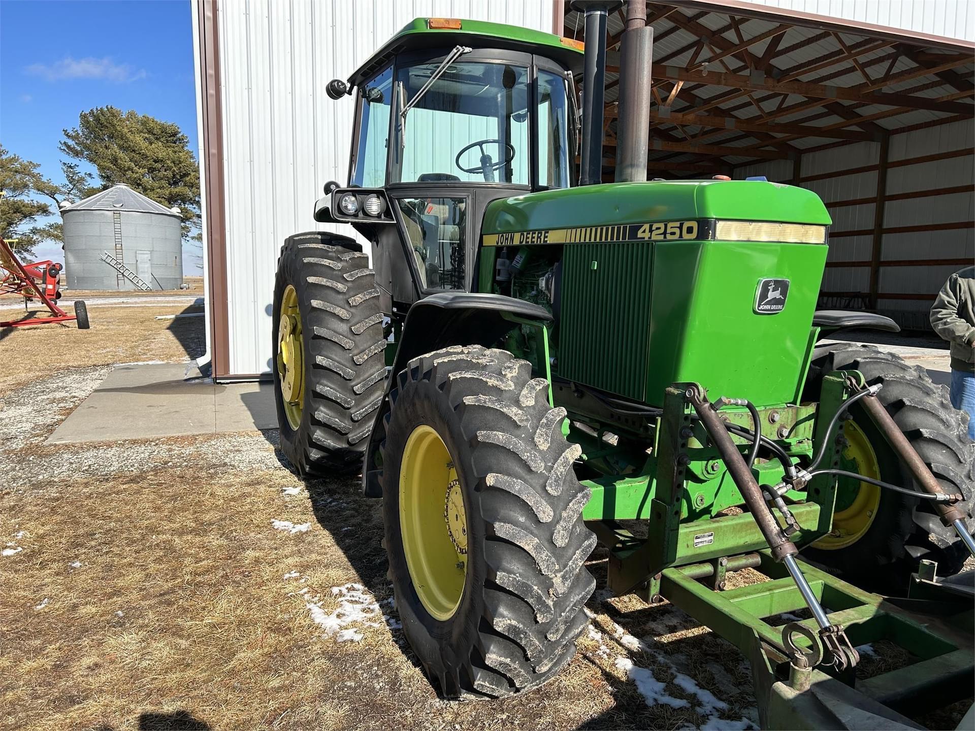 Tractor Zoom - 1984 John Deere 4250