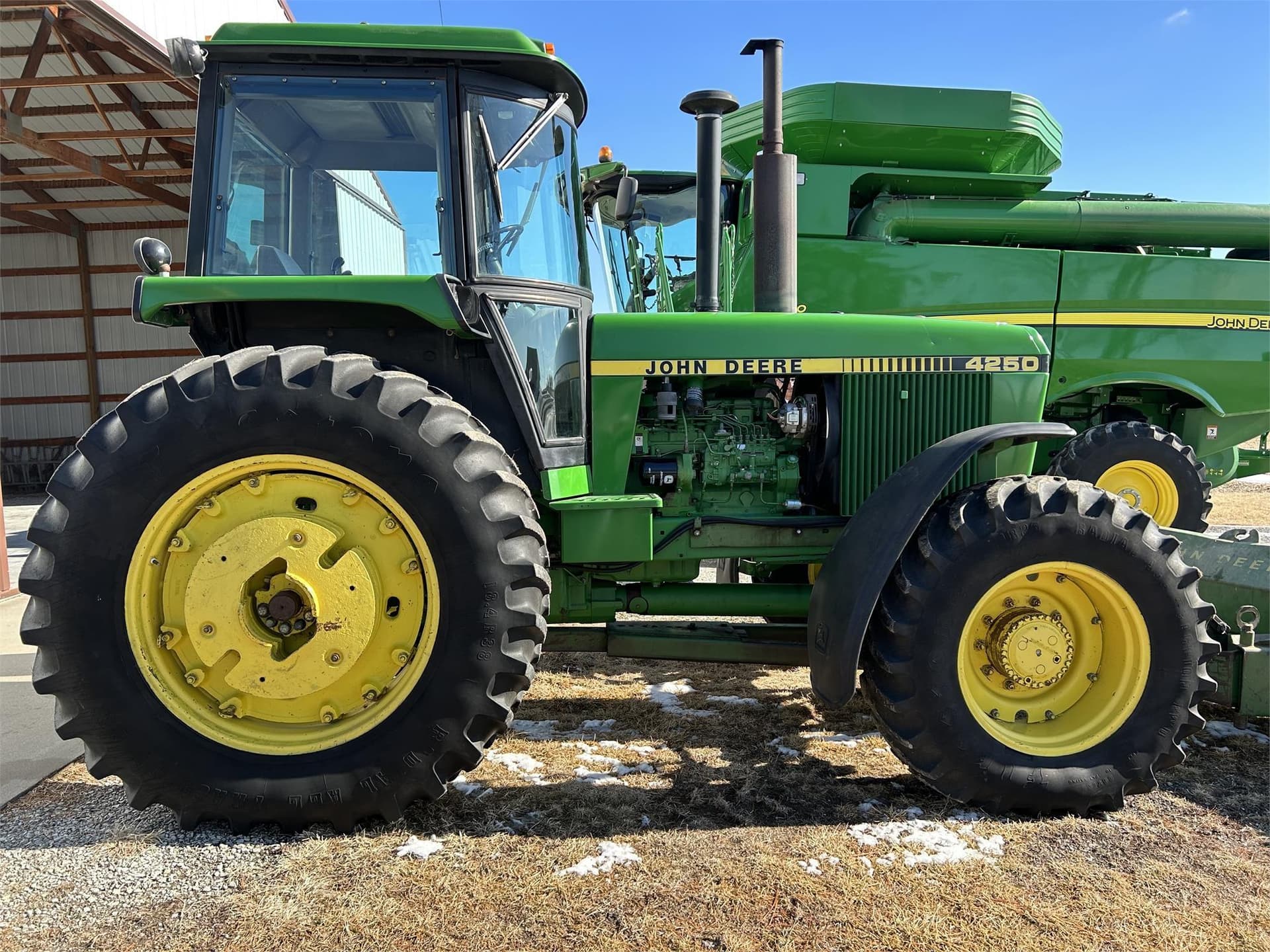 Tractor Zoom - 1984 John Deere 4250