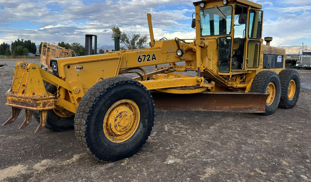 SOLD - 1984 John Deere 672A Construction with 9,163 Hrs | Tractor Zoom