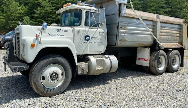 SOLD - 1985 Mack R688ST Lot No. d0f22e93-1e62-11ed-8bec-0246304ce823 Other Equipment with ...