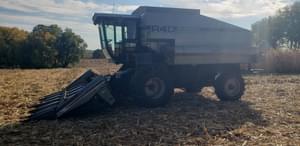 SOLD - 1989 Gleaner R40 Lot No. 25 Combines with 4,391 Hrs | Tractor Zoom