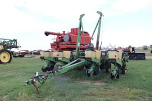 SOLD - 1989 JD 7200 Planter #300992 Planting with 8 Rows | Tractor Zoom