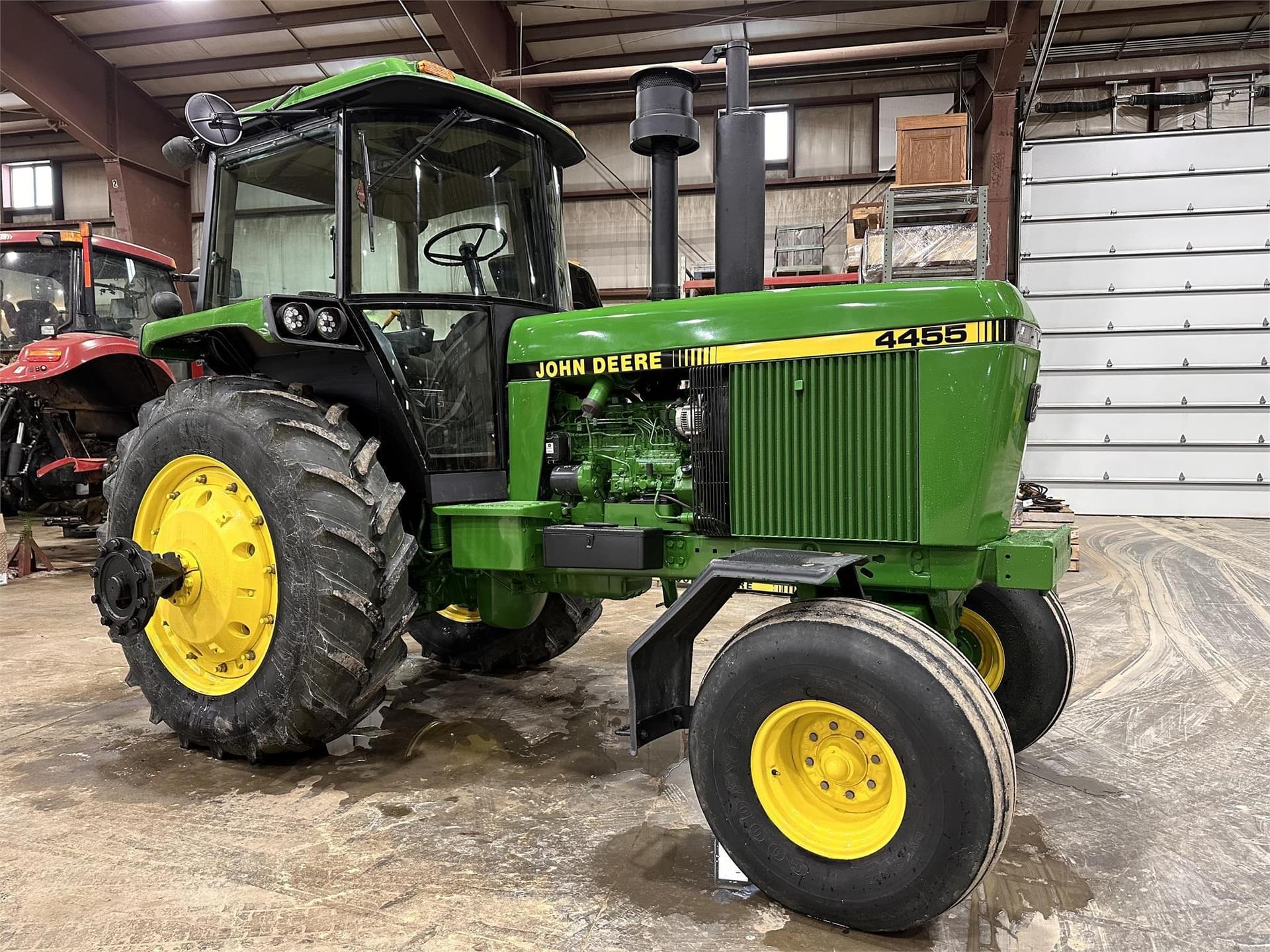 Tractor Zoom - 1989 John Deere 4455