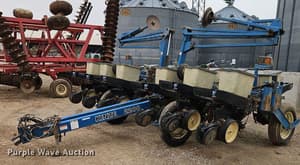 SOLD - 1996 Kinze 2200 Lot No. EI8686 Planting with 12 Rows | Tractor Zoom