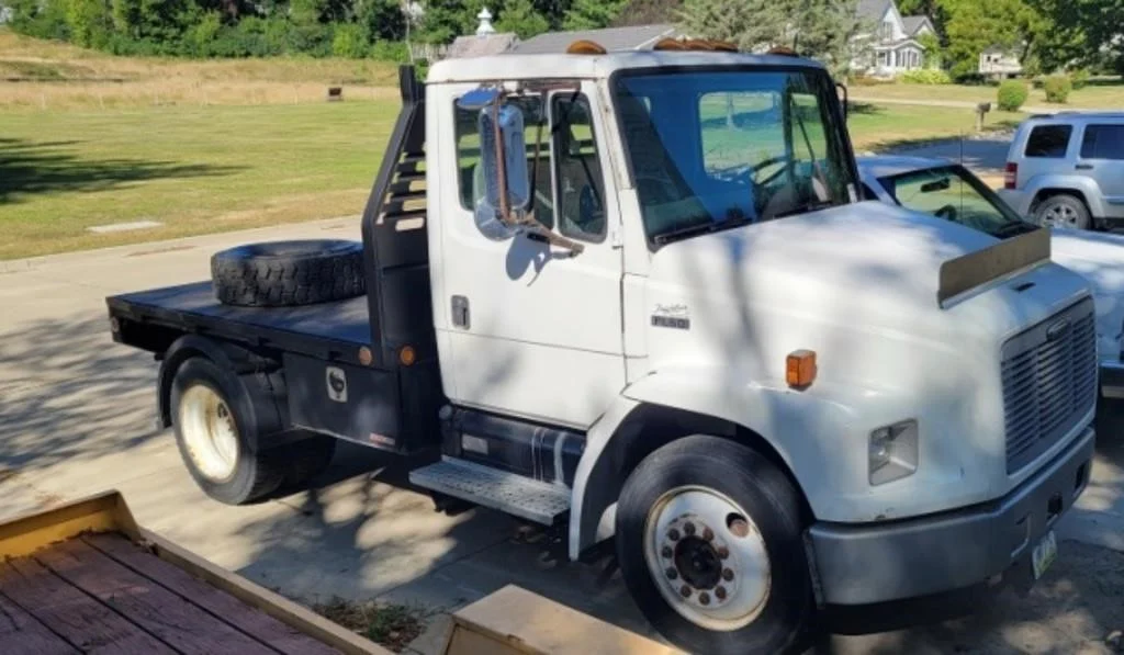 SOLD - 1998 Freightliner FL60 Lot No. c7027654-1fdf-11ed-8bec ...