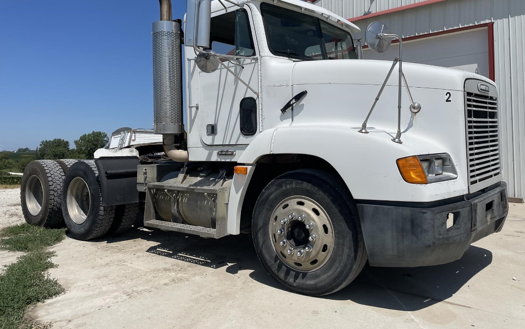 SOLD - 1998 Freightliner FLD112 Lot No. a7e9a4cf-14d5-11ed-9544 ...