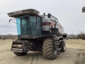 SOLD - 1998 Gleaner R62 Lot No. 1011 Combines with 3,392 Hrs | Tractor Zoom