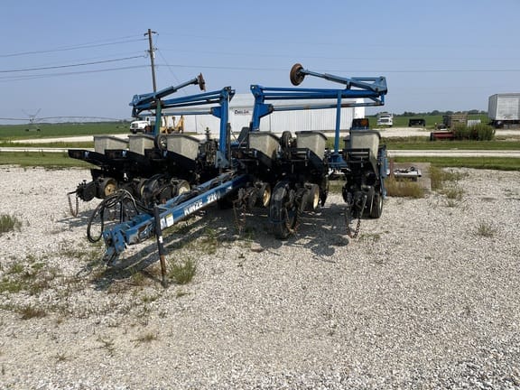 SOLD - 1998 Kinze 2200 Planting Planters | Tractor Zoom