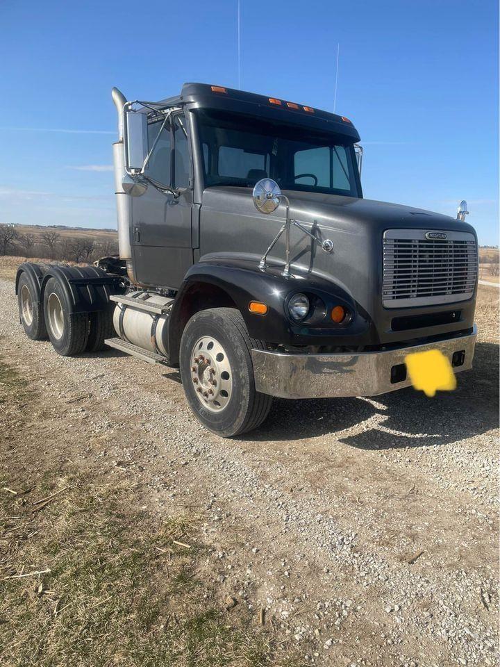 Tractor Zoom - 1999 Freightliner FL112