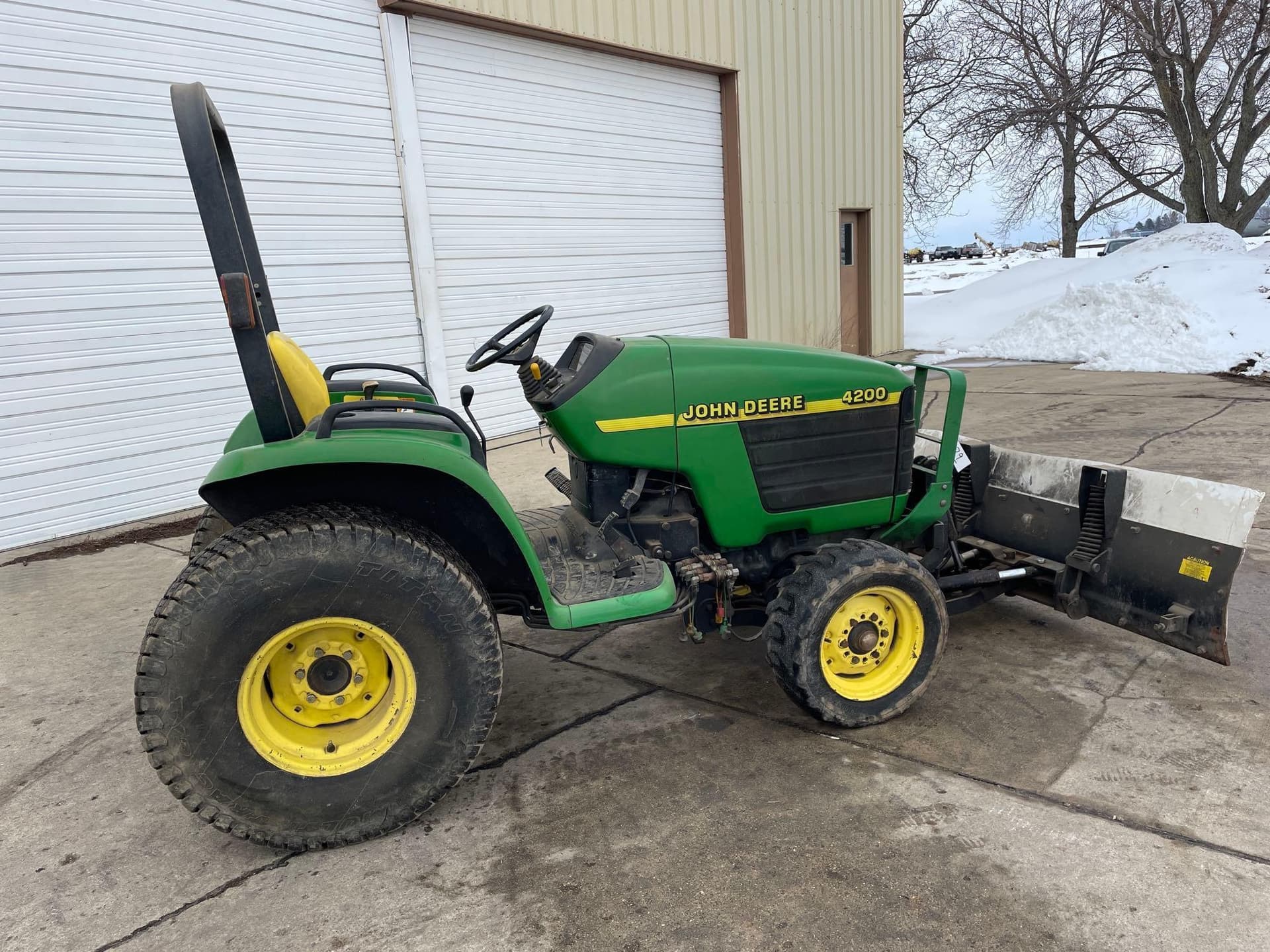 Tractor Zoom - 1999 John Deere 4200