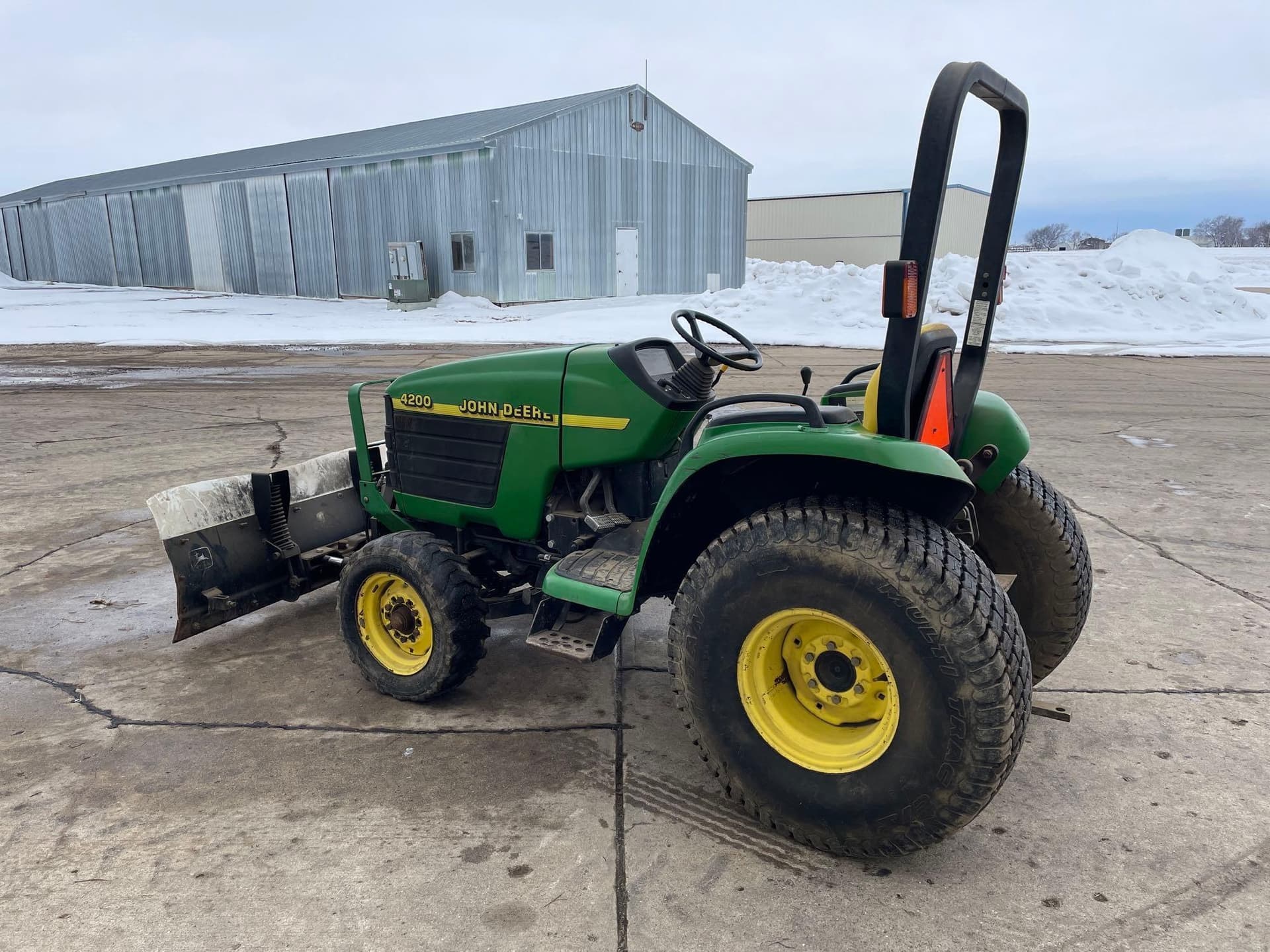 Tractor Zoom - 1999 John Deere 4200