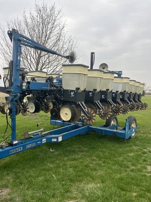 SOLD - 1999 Kinze 2500 Stock No. 652981 Planting with 15 Rows | Tractor Zoom