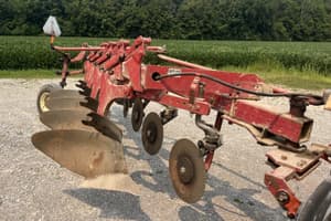 SOLD - Case IH 720 Lot No. 1902658 Tillage with 4 Bottoms | Tractor Zoom