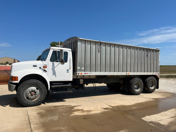 SOLD - 2000 International 4900 Lot No. 3715f0ec-23b5-11ed-8bec ...