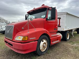 SOLD - 2001 Volvo VNL42T Lot No. 7418 Other Equipment with 75,616 mi ...