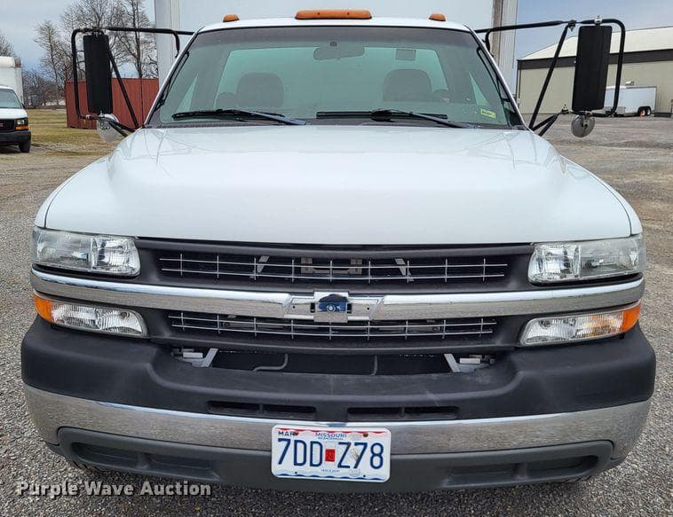 Tractor Zoom - 2002 Chevrolet 3500HD