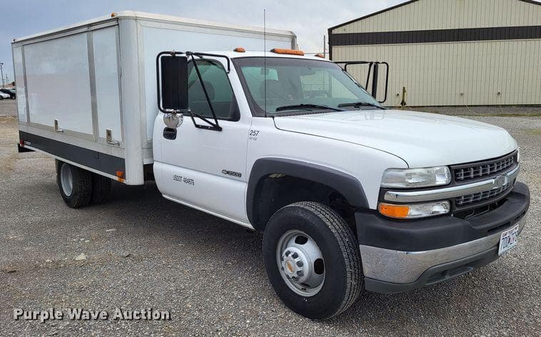Tractor Zoom - 2002 Chevrolet 3500HD