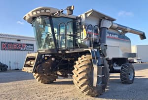 SOLD - 2003 Gleaner R65 Lot No. 6201 Combines with 3,531 Hrs | Tractor Zoom