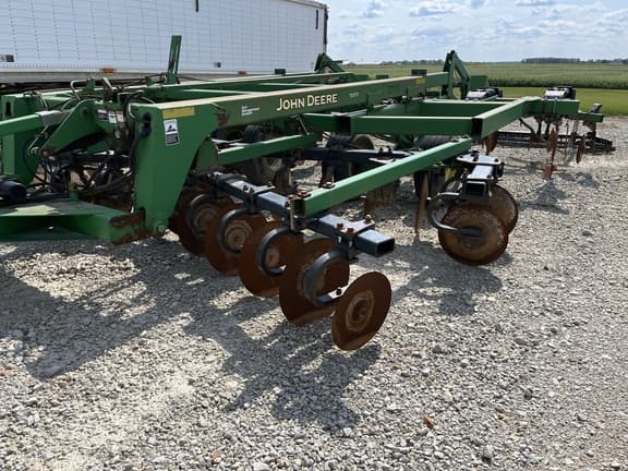 SOLD - 2003 John Deere 2700 Tillage Disk Rippers | Tractor Zoom