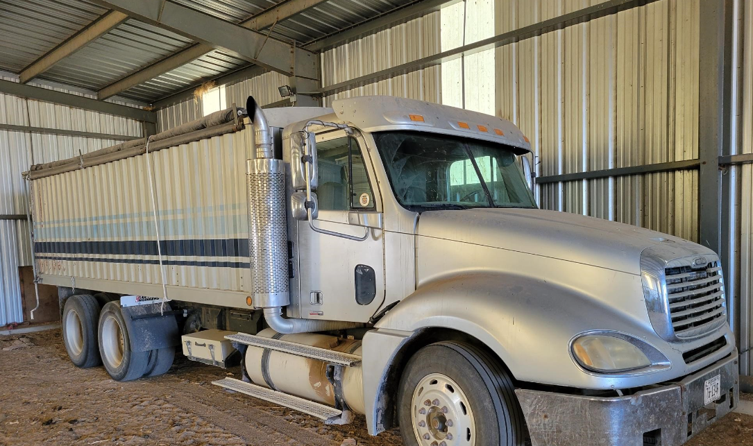 SOLD - 2005 Freightliner Columbia Other Equipment with --- mi | Tractor ...