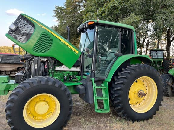 SOLD - 2005 John Deere 7220 Tractors 100 to 174 HP | Tractor Zoom