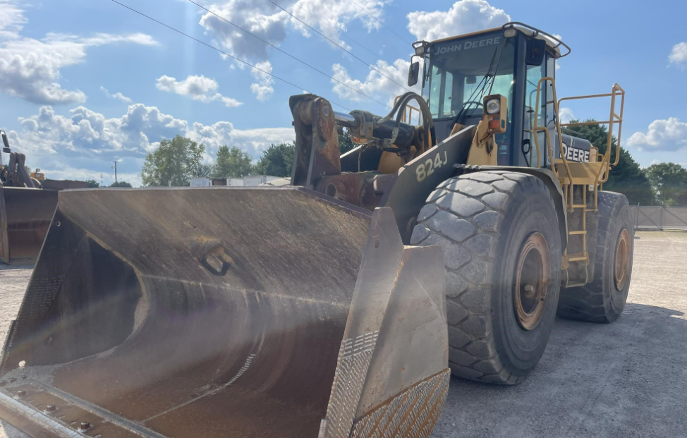 SOLD - 2005 John Deere 824J Construction with 25,886 Hrs | Tractor Zoom