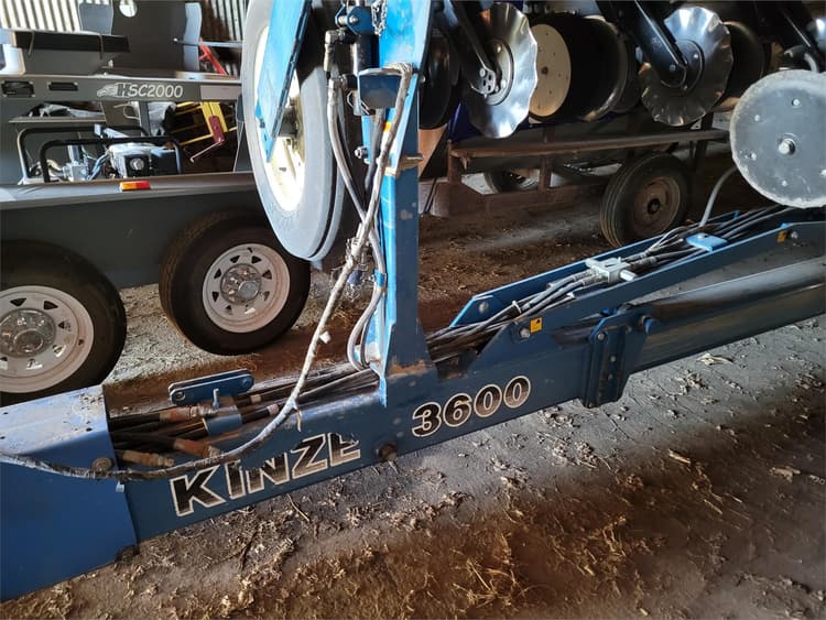 2005 Kinze 3600 Planting Planters for Sale | Tractor Zoom