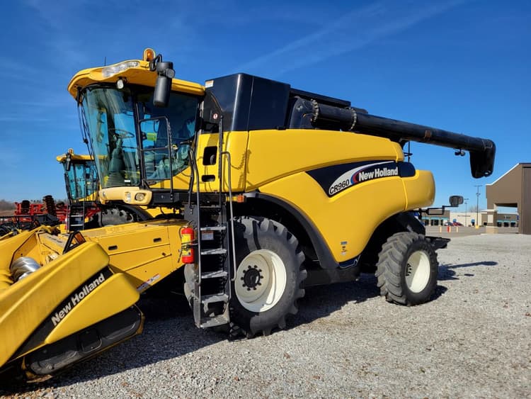 SOLD - 2005 New Holland CR960 Combines Class 6 | Tractor Zoom