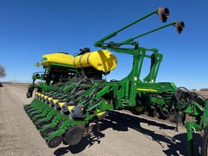 SOLD - 2006 John Deere 1790 Lot No. 94 Planting with 24 Rows | Tractor Zoom