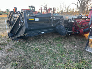 SOLD - 2009 MacDon D60-S Lot No. 4977 Harvesting with 25 ft | Tractor Zoom