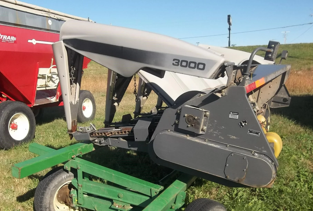 SOLD - 2010 Gleaner 3000 Harvesting with 6 Rows | Tractor Zoom