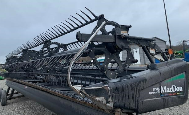 SOLD - 2011 MacDon FD70 Lot No. b23d5389-2311-11ed-8bec-0246304ce823 ...