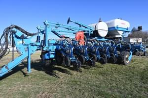 SOLD - 2011 Monosem NG+4 16 x2 row Twin Row planter, Planting with 32 ...