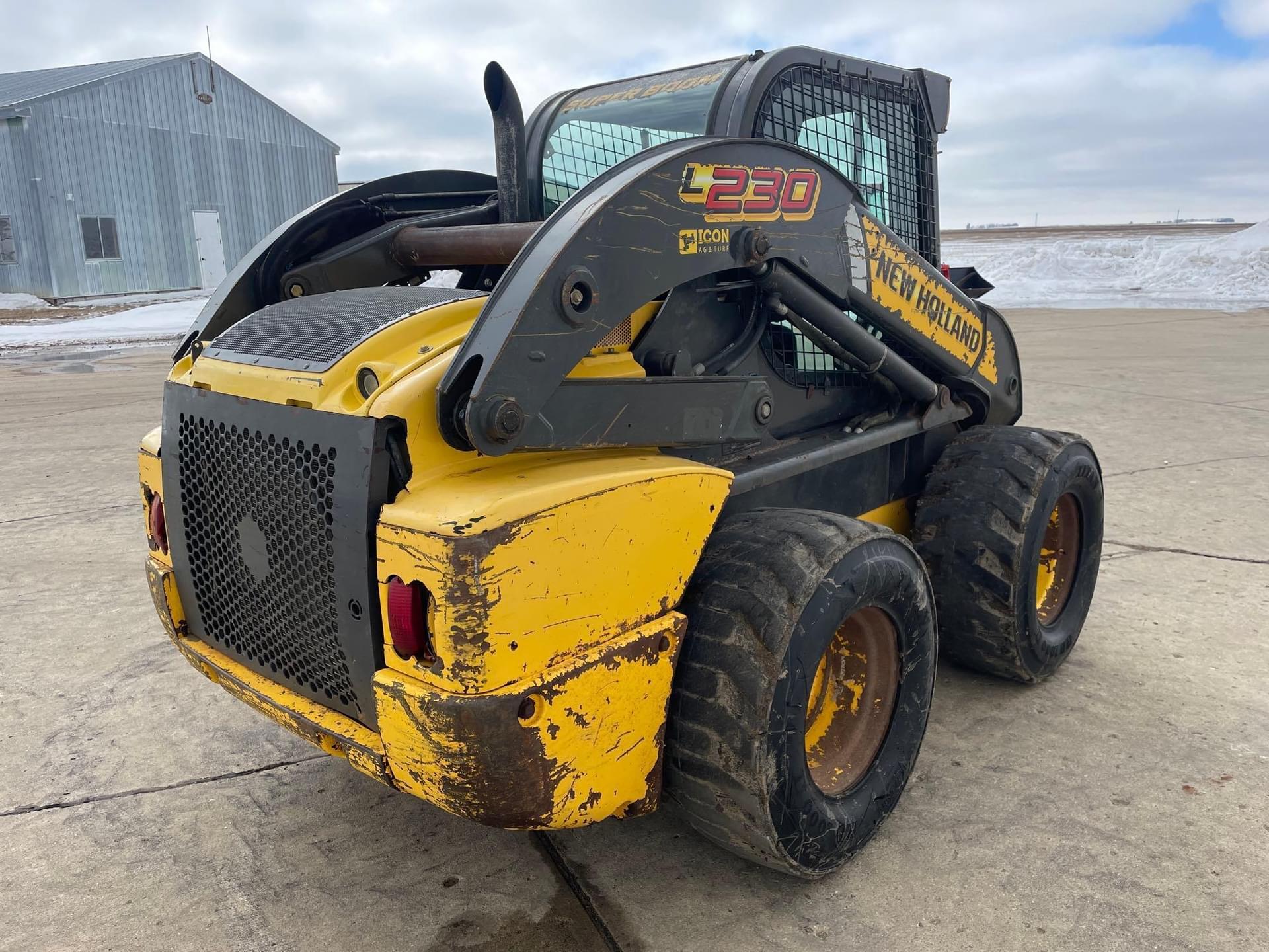 Tractor Zoom - 2011 New Holland L230