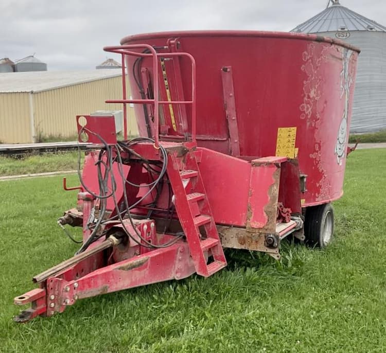 SOLD - 2011 Peecon 460 Hay and Forage Grinders/Mixers | Tractor Zoom